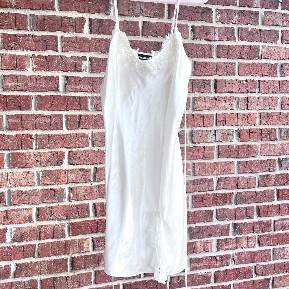 Studio Donatella White Satin Gown; Size Small - Gem